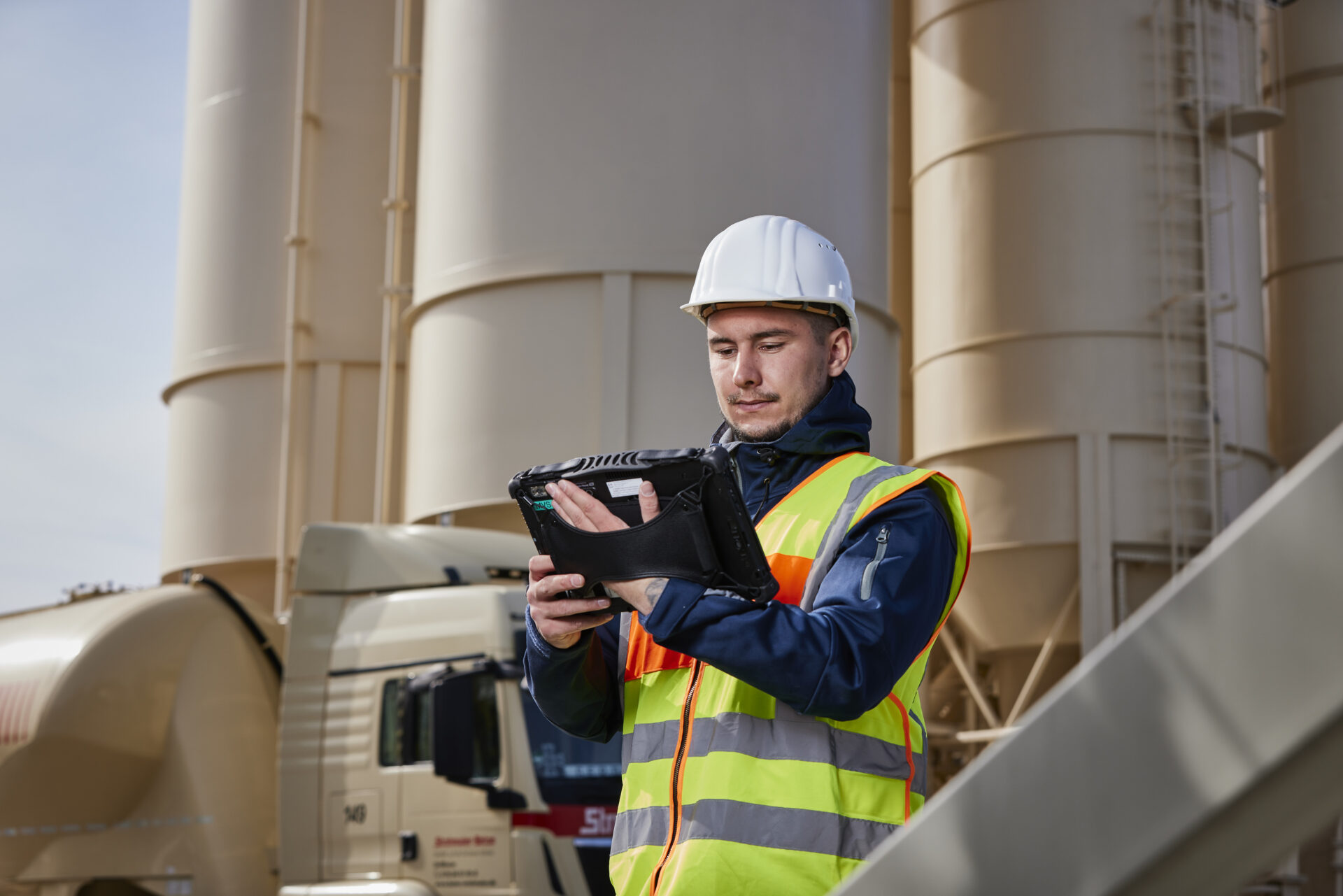 Increase productivity and safety of your processes with 80 GHz radar ...